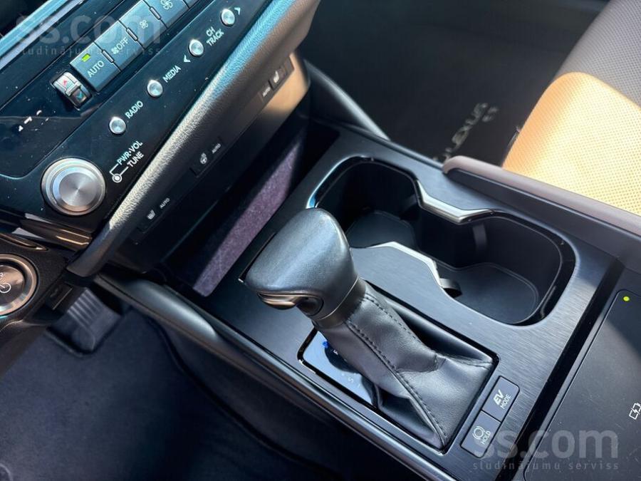 Pelēks Lexus ES 2023 Rīga, ar dzinēja tilpumu 2.50 L un nobraukumu 31 tūkst. km par 39900 €, foto 21 vietnē AUTOMOTO.COM.LV