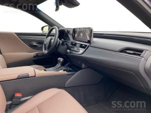 Grey Lexus ES 2025 in Riga, with an engine capacity of 2.50 L and mileage of 5 thousand km for 46900 €, photo 7 on AUTOMOTO.COM.LV