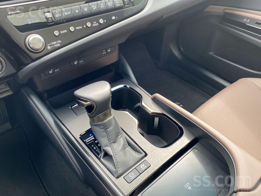 Grey Lexus ES 2025 in Riga, with an engine capacity of 2.50 L and mileage of 5 thousand km for 46900 €, photo 21 on AUTOMOTO.COM.LV