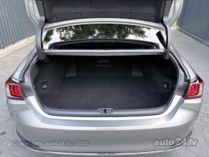 Pelēks Lexus ES 2025 Tallina, ar dzinēja tilpumu 2.50 L un nobraukumu 34 tūkst. km par 43900 €, foto 8 vietnē AUTOMOTO.COM.LV