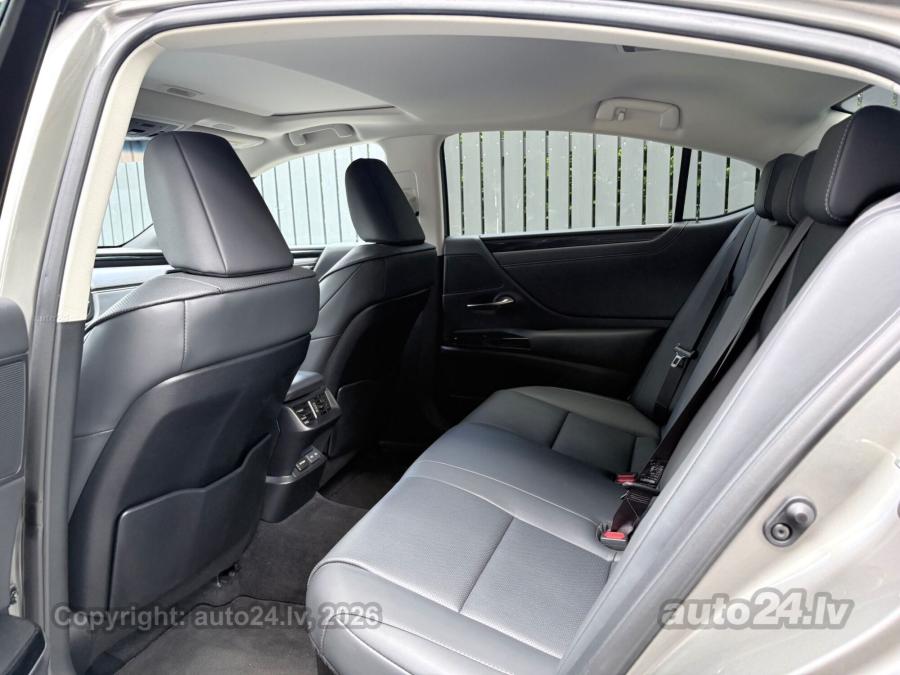 Pelēks Lexus ES 2025 Tallina, ar dzinēja tilpumu 2.50 L un nobraukumu 34 tūkst. km par 43900 €, foto 12 vietnē AUTOMOTO.COM.LV