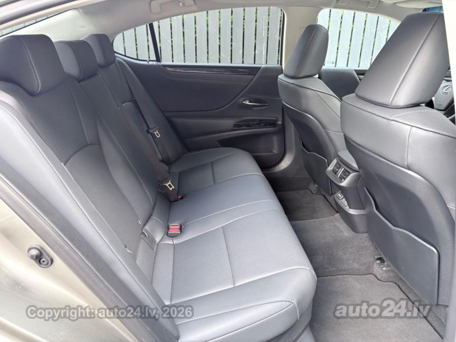 Pelēks Lexus ES 2025 Tallina, ar dzinēja tilpumu 2.50 L un nobraukumu 34 tūkst. km par 43900 €, foto 13 vietnē AUTOMOTO.COM.LV