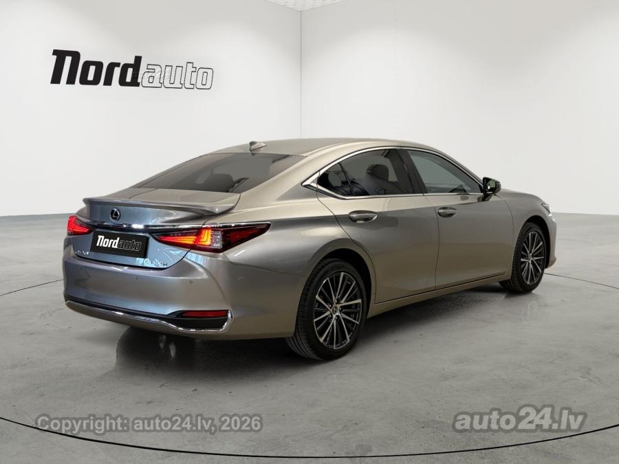 Pelēks Lexus ES 2025 Tallina, ar dzinēja tilpumu 2.50 L un nobraukumu 34 tūkst. km par 43900 €, foto 3 vietnē AUTOMOTO.COM.LV