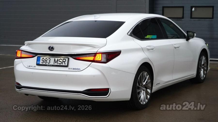 White Lexus ES 2019 in Tallinn, with an engine capacity of 2.50 L and mileage of 96 thousand km for 31000 €, photo 2 on AUTOMOTO.COM.LV