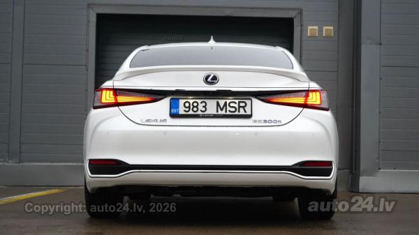 White Lexus ES 2019 in Tallinn, with an engine capacity of 2.50 L and mileage of 96 thousand km for 31000 €, photo 3 on AUTOMOTO.COM.LV