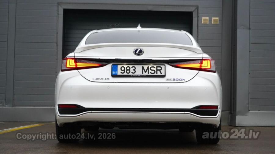 White Lexus ES 2019 in Tallinn, with an engine capacity of 2.50 L and mileage of 96 thousand km for 31000 €, photo 3 on AUTOMOTO.COM.LV