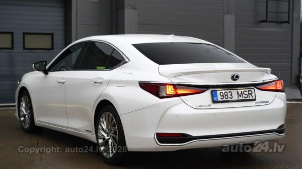 White Lexus ES 2019 in Tallinn, with an engine capacity of 2.50 L and mileage of 96 thousand km for 31000 €, photo 5 on AUTOMOTO.COM.LV