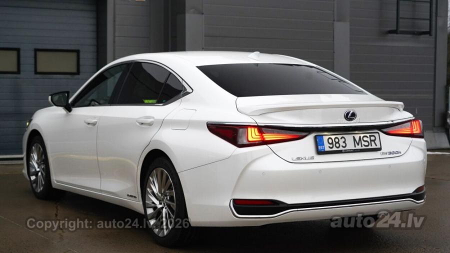 White Lexus ES 2019 in Tallinn, with an engine capacity of 2.50 L and mileage of 96 thousand km for 31000 €, photo 5 on AUTOMOTO.COM.LV