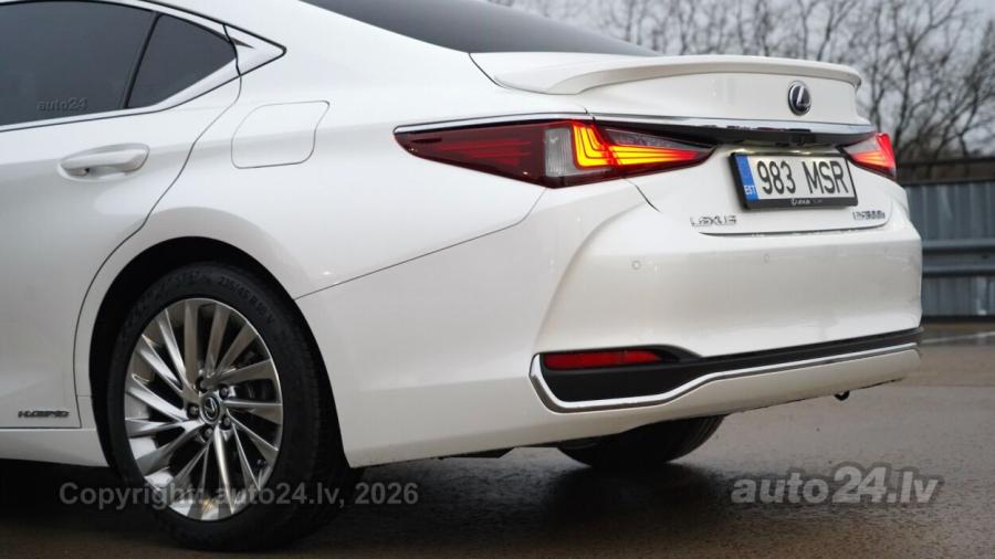 White Lexus ES 2019 in Tallinn, with an engine capacity of 2.50 L and mileage of 96 thousand km for 31000 €, photo 8 on AUTOMOTO.COM.LV