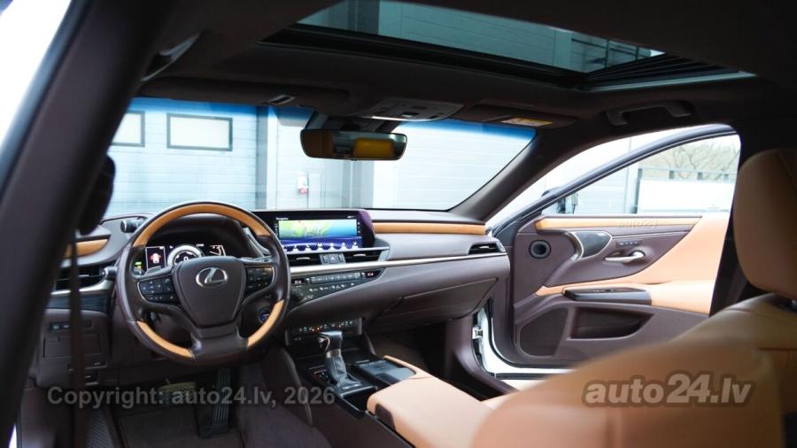 White Lexus ES 2019 in Tallinn, with an engine capacity of 2.50 L and mileage of 96 thousand km for 31000 €, photo 11 on AUTOMOTO.COM.LV