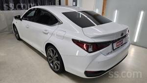 White Lexus ES 2019 in Tallinn, with an engine capacity of 2.50 L and mileage of 80 thousand km for 33995 €, photo 5 on AUTOMOTO.COM.LV
