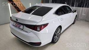 White Lexus ES 2019 in Tallinn, with an engine capacity of 2.50 L and mileage of 80 thousand km for 33995 €, photo 8 on AUTOMOTO.COM.LV