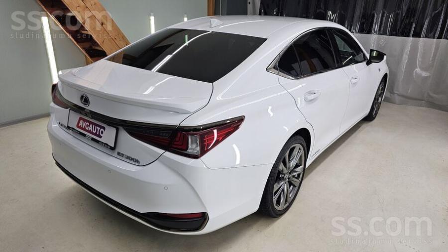 White Lexus ES 2019 in Tallinn, with an engine capacity of 2.50 L and mileage of 80 thousand km for 33995 €, photo 8 on AUTOMOTO.COM.LV
