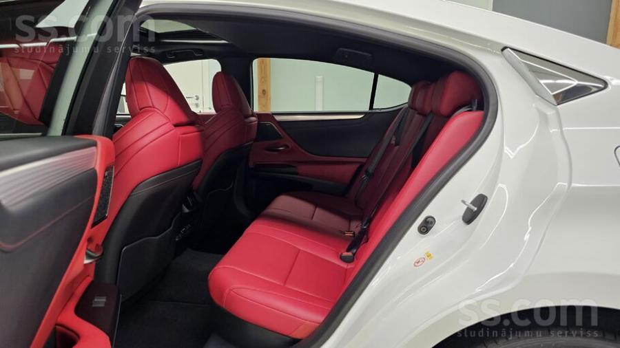 White Lexus ES 2019 in Tallinn, with an engine capacity of 2.50 L and mileage of 80 thousand km for 33995 €, photo 15 on AUTOMOTO.COM.LV