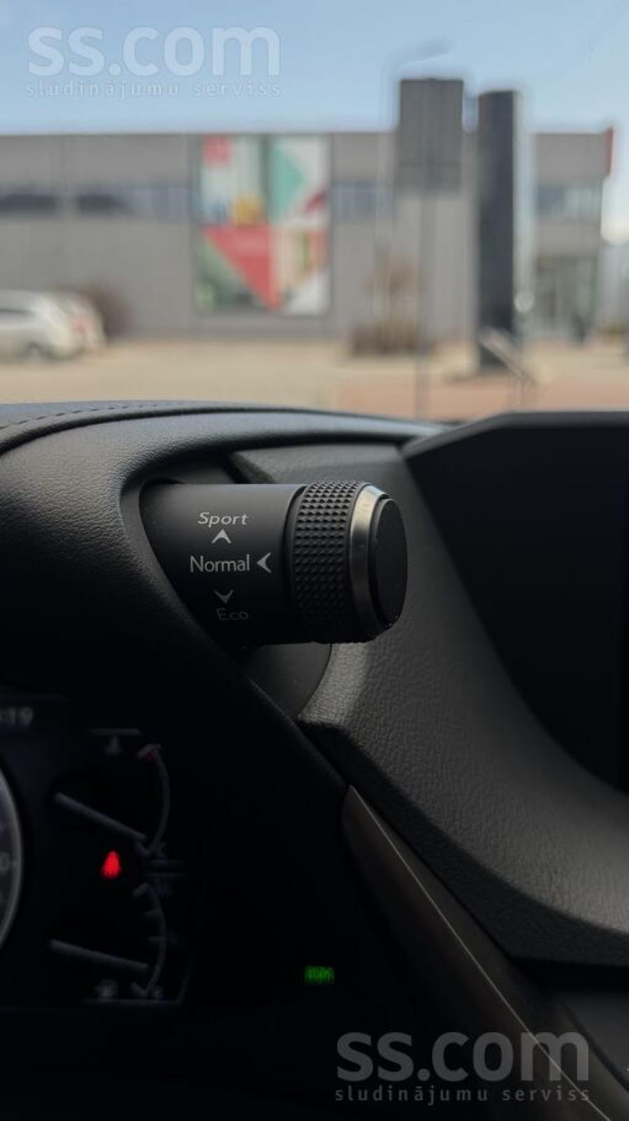 Balts Lexus ES 2019 Rīga, ar dzinēja tilpumu 2.50 L un nobraukumu 130 tūkst. km par 26350 €, foto 26 vietnē AUTOMOTO.COM.LV