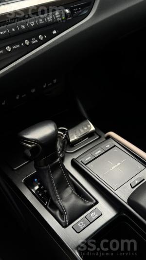 Balts Lexus ES 2019 Rīga, ar dzinēja tilpumu 2.50 L un nobraukumu 130 tūkst. km par 26350 €, foto 28 vietnē AUTOMOTO.COM.LV