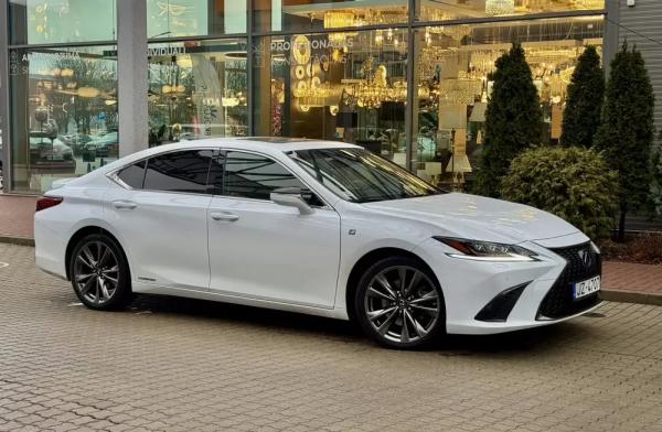 White Lexus ES 2019 in Riga, with an engine capacity of 2.50 L and mileage of 100 thousand km for 30500 €, photo 1 on AUTOMOTO.COM.LV