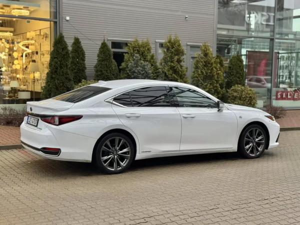 White Lexus ES 2019 in Riga, with an engine capacity of 2.50 L and mileage of 100 thousand km for 30500 €, photo 2 on AUTOMOTO.COM.LV
