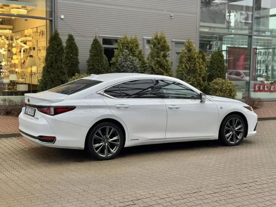White Lexus ES 2019 in Riga, with an engine capacity of 2.50 L and mileage of 100 thousand km for 30500 €, photo 3 on AUTOMOTO.COM.LV
