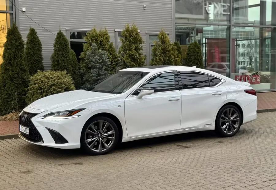 White Lexus ES 2019 in Riga, with an engine capacity of 2.50 L and mileage of 100 thousand km for 30500 €, photo 4 on AUTOMOTO.COM.LV