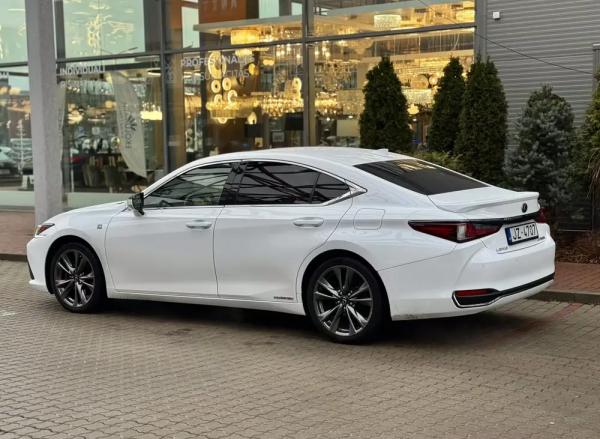 White Lexus ES 2019 in Riga, with an engine capacity of 2.50 L and mileage of 100 thousand km for 30500 €, photo 4 on AUTOMOTO.COM.LV