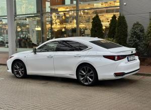 White Lexus ES 2019 in Riga, with an engine capacity of 2.50 L and mileage of 100 thousand km for 30500 €, photo 5 on AUTOMOTO.COM.LV