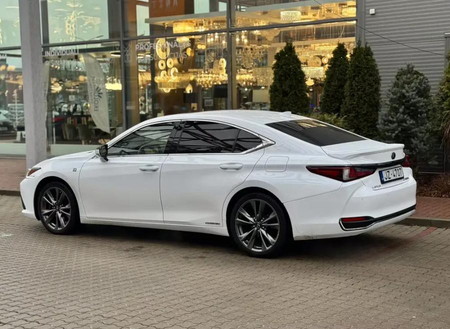 White Lexus ES 2019 in Riga, with an engine capacity of 2.50 L and mileage of 100 thousand km for 30500 €, photo 5 on AUTOMOTO.COM.LV