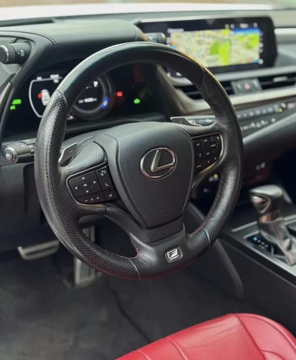White Lexus ES 2019 in Riga, with an engine capacity of 2.50 L and mileage of 100 thousand km for 30500 €, photo 5 on AUTOMOTO.COM.LV