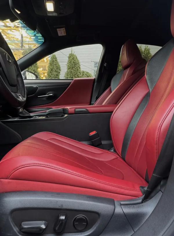 White Lexus ES 2019 in Riga, with an engine capacity of 2.50 L and mileage of 100 thousand km for 30500 €, photo 6 on AUTOMOTO.COM.LV