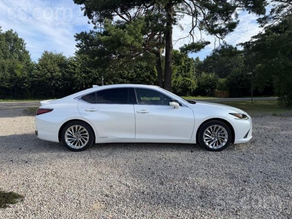 White Lexus ES 2019 in Jurmala, with an engine capacity of 2.50 L and mileage of 143 thousand km for 35000 €, photo 3 on AUTOMOTO.COM.LV