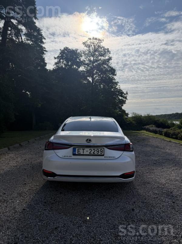 White Lexus ES 2019 in Jurmala, with an engine capacity of 2.50 L and mileage of 143 thousand km for 35000 €, photo 6 on AUTOMOTO.COM.LV