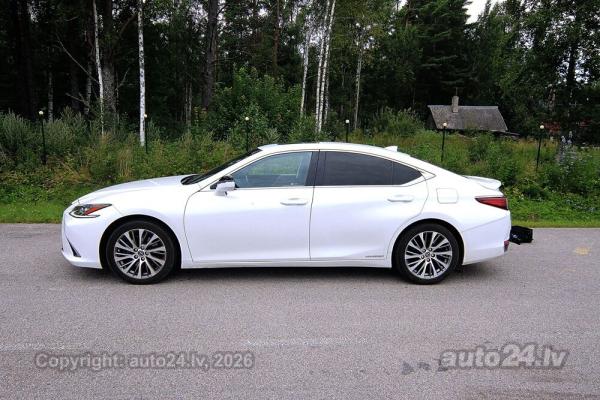 White Lexus ES 2019 in Tartu, with an engine capacity of 2.50 L and mileage of 134 thousand km for 29000 €, photo 8 on AUTOMOTO.COM.LV