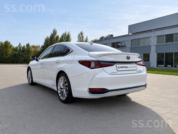 White Lexus ES 2019 in Riga, with an engine capacity of 2.50 L and mileage of 145 thousand km for 29500 €, photo 5 on AUTOMOTO.COM.LV