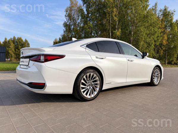 White Lexus ES 2019 in Riga, with an engine capacity of 2.50 L and mileage of 145 thousand km for 29500 €, photo 7 on AUTOMOTO.COM.LV