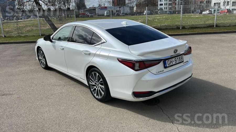 White Lexus ES 2020 in Riga, with an engine capacity of 2.50 L and mileage of 80 thousand km for 31500 €, photo 4 on AUTOMOTO.COM.LV