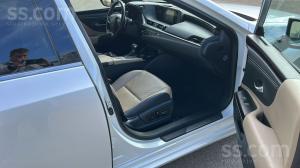 White Lexus ES 2020 in Riga, with an engine capacity of 2.50 L and mileage of 80 thousand km for 31500 €, photo 6 on AUTOMOTO.COM.LV