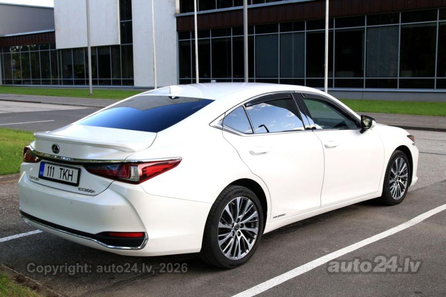 White Lexus ES 2021 in Tallinn, with an engine capacity of 2.50 L and mileage of 99 thousand km for 34900 €, photo 4 on AUTOMOTO.COM.LV