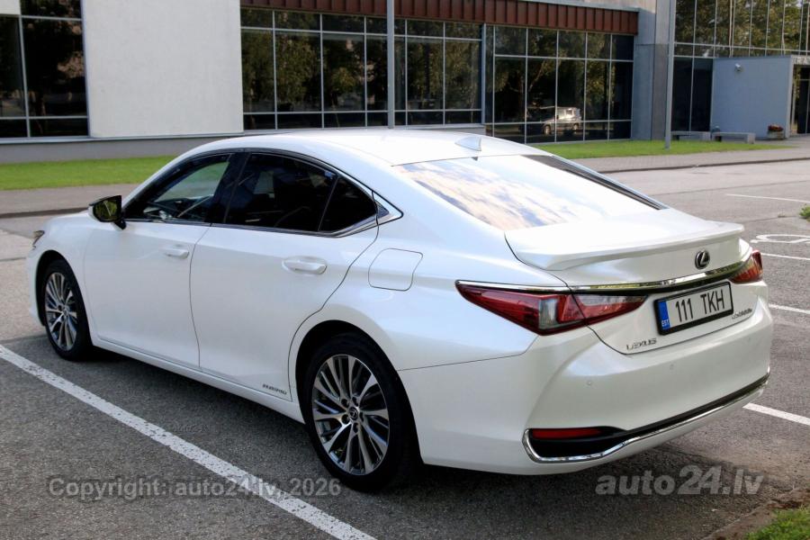 White Lexus ES 2021 in Tallinn, with an engine capacity of 2.50 L and mileage of 99 thousand km for 34900 €, photo 5 on AUTOMOTO.COM.LV
