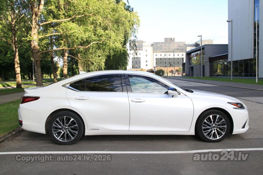 White Lexus ES 2021 in Tallinn, with an engine capacity of 2.50 L and mileage of 99 thousand km for 34900 €, photo 6 on AUTOMOTO.COM.LV