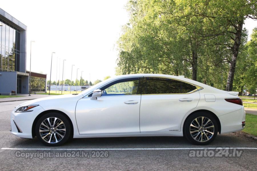 White Lexus ES 2021 in Tallinn, with an engine capacity of 2.50 L and mileage of 99 thousand km for 34900 €, photo 7 on AUTOMOTO.COM.LV