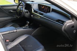 White Lexus ES 2021 in Tallinn, with an engine capacity of 2.50 L and mileage of 99 thousand km for 34900 €, photo 12 on AUTOMOTO.COM.LV