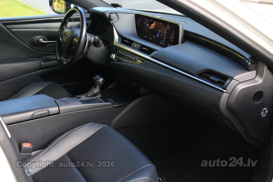 White Lexus ES 2021 in Tallinn, with an engine capacity of 2.50 L and mileage of 99 thousand km for 34900 €, photo 12 on AUTOMOTO.COM.LV