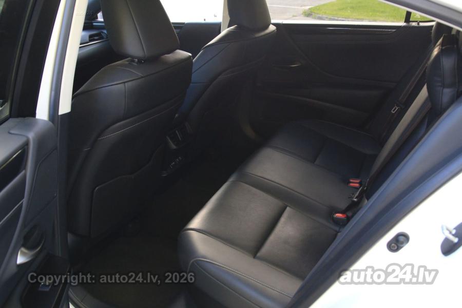 White Lexus ES 2021 in Tallinn, with an engine capacity of 2.50 L and mileage of 99 thousand km for 34900 €, photo 13 on AUTOMOTO.COM.LV