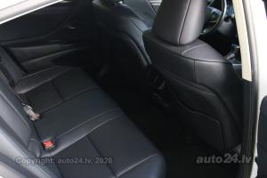White Lexus ES 2021 in Tallinn, with an engine capacity of 2.50 L and mileage of 99 thousand km for 34900 €, photo 14 on AUTOMOTO.COM.LV