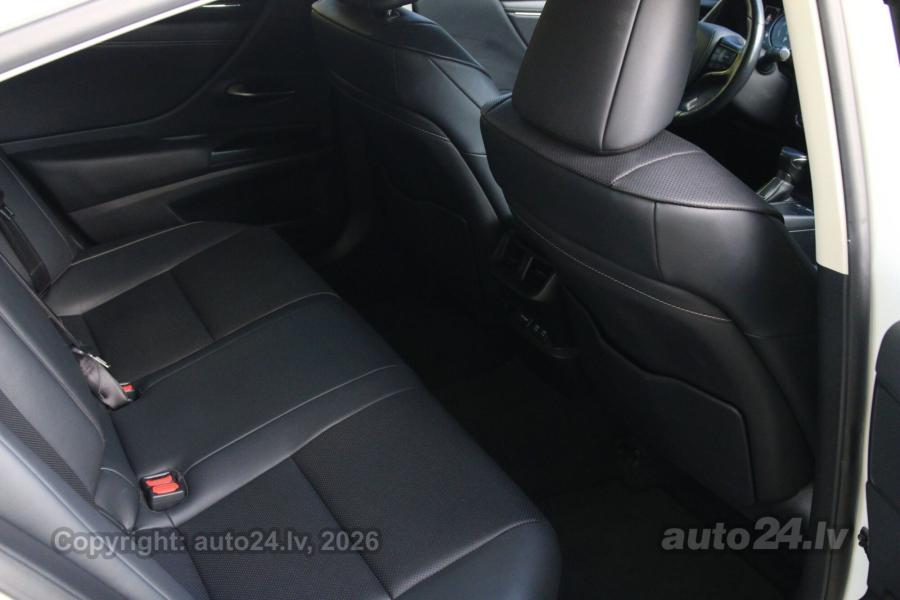 White Lexus ES 2021 in Tallinn, with an engine capacity of 2.50 L and mileage of 99 thousand km for 34900 €, photo 14 on AUTOMOTO.COM.LV