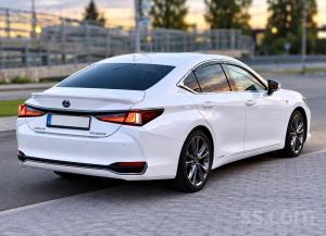 White Lexus ES 2021 in Jurmala, with an engine capacity of 2.50 L and mileage of 70 thousand km for 36000 €, photo 4 on AUTOMOTO.COM.LV