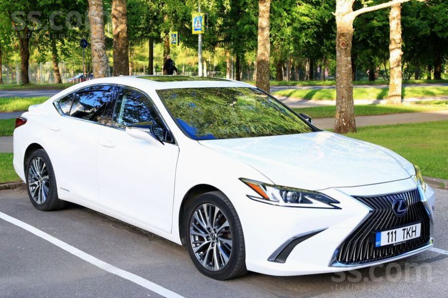 White Lexus ES 2021 in Tallinn, with an engine capacity of 2.50 L and mileage of 99 thousand km for 32900 €, photo 3 on AUTOMOTO.COM.LV