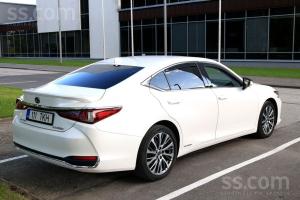 White Lexus ES 2021 in Tallinn, with an engine capacity of 2.50 L and mileage of 99 thousand km for 32900 €, photo 4 on AUTOMOTO.COM.LV