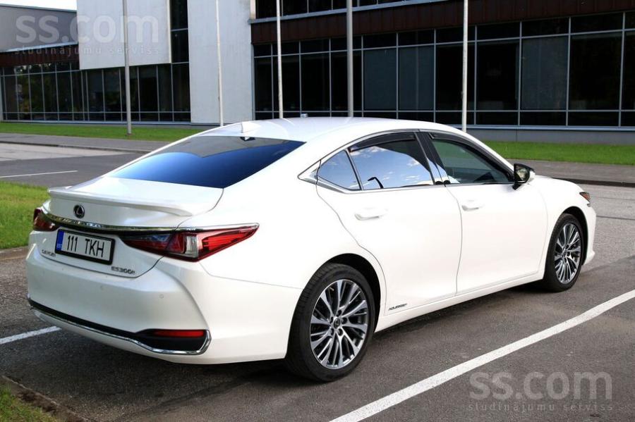 White Lexus ES 2021 in Tallinn, with an engine capacity of 2.50 L and mileage of 99 thousand km for 32900 €, photo 4 on AUTOMOTO.COM.LV