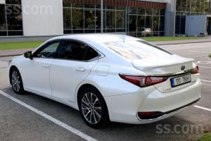 White Lexus ES 2021 in Tallinn, with an engine capacity of 2.50 L and mileage of 99 thousand km for 32900 €, photo 5 on AUTOMOTO.COM.LV